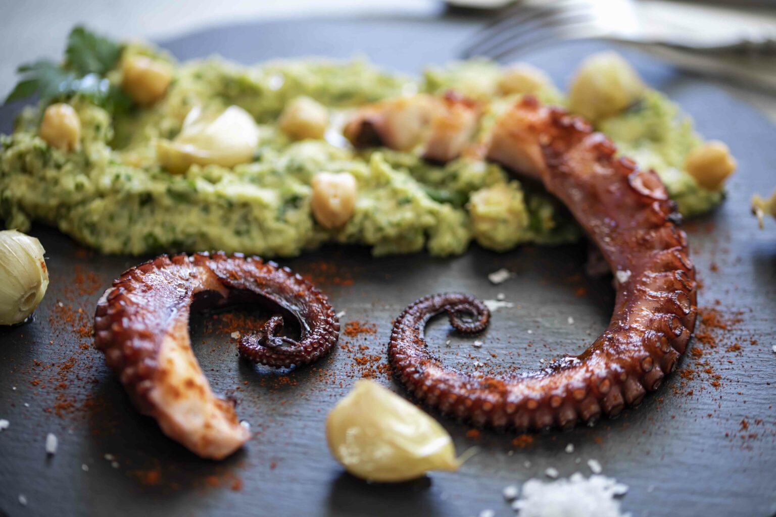 Octopus with parsley hummus - Secretos Del Sur