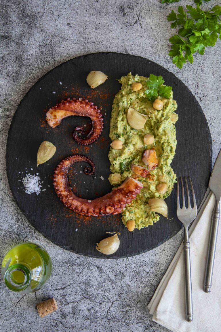 Octopus with parsley hummus - Secretos Del Sur