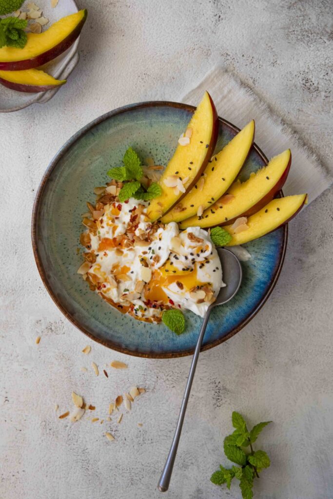 Breakfast with burrata, poached egg and mango - Secretos Del Sur